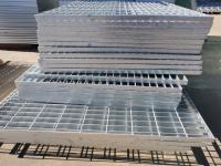 China 32*3mm Workshop Weld Stair Treads Steel Grating Skid Proof Anti Explosion for sale