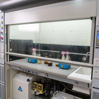 China Tempered Glass Sash Chemical Lab Duct Fume Hood Heat Resistant Fireproof for sale