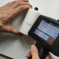China Single Color Multilingual QR Code Handheld Printer Gun for Bottle Glass Textile Bag for sale