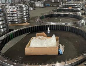 China 81QB-01020  SLEWING BEARING SLEWING RING  EXCAVATOR R520-9 for sale