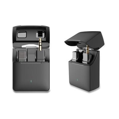 China Outdoor Live Record Wireless Lavalier Microphone Plug To Connection Auto Pairing for sale