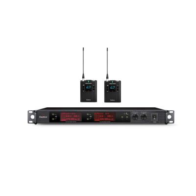 China PLL Unidirectional Lavalier UHF Wireless Microphone For Podcasting Vlogging for sale