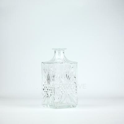 China 1000ml Flint Glass Engraved Liquor Bottle with Cork Finish for Premium Spirits for sale