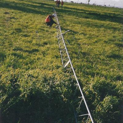 China Tubular Hot Dip Galvanized 40m Guyed Mast Tower for sale