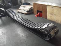 China 470x152.4x56 Smooth Or Engraved Pattern PF6110 Rubber Tracks Asphalt Paver Parts With 52 Links for sale