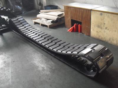 China 470x152.4x56 Smooth Or Engraved Pattern PF6110 Rubber Tracks Asphalt Paver Parts With 52 Links for sale