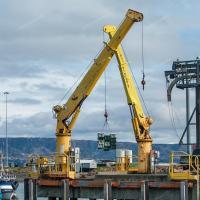China Marine Stiff Boom Crane 0.5-20m/min Speed 20-50m Span Cargo Lifting Deck Crane for sale