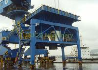 China Port Truck Loading Hopper Rail Mounted High Working Efficiency Steel Construction for sale