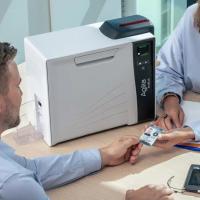 China Evolis Agilia Retransfer ID Card Printer with 600 dpi Resolution, 150 Cards/Hour Speed, and Multi-OS Compatibility for sale