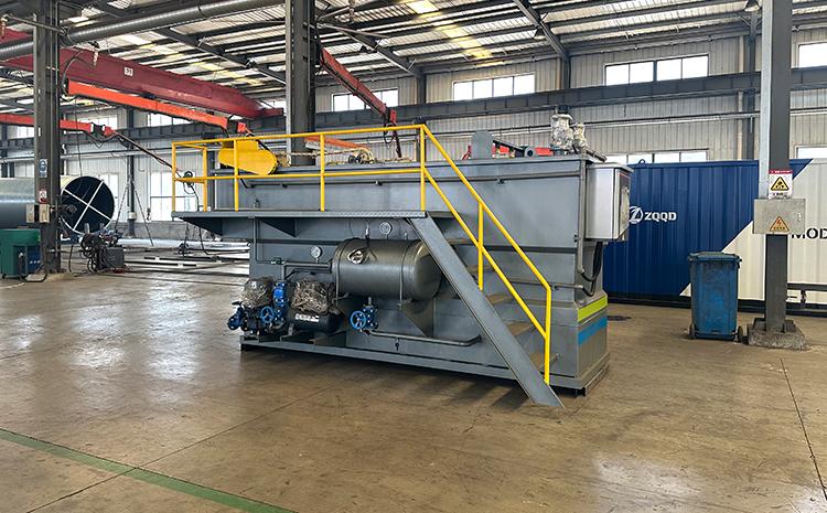 Factory-built DAF equipment with access platform and automatic skimmer