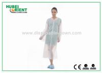 China Disposable White Waterproof PE Visitor Coat With Snaps And Long Sleeves for factory use for sale
