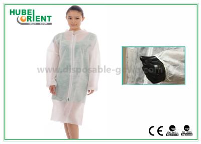 China Disposable 45gsm Nonwoven Lab Coat Waterproof With Short Collar for sale