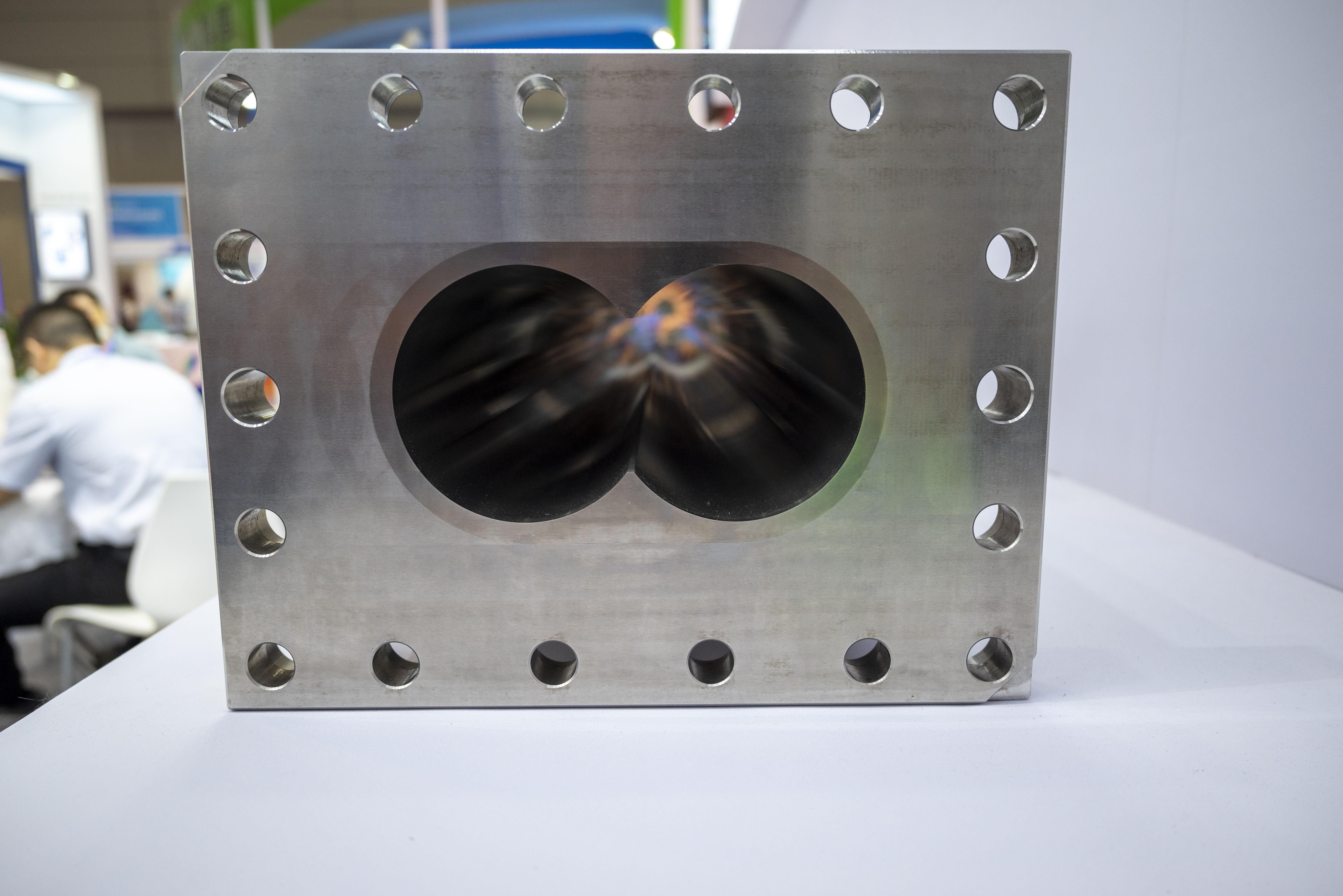 High wear-resistant and corrosion-resistant twin-screw barrel