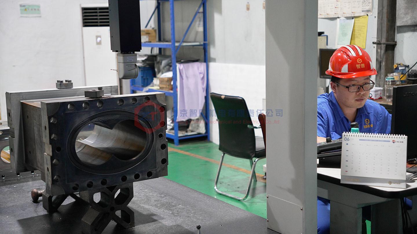 177 Twin Screw Barrel Under CMM for Verticality and Parallelism Measurement