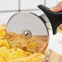 China 10cm Stainless Steel Pizza Wheel Cutter with PP Handle Round Plastic Pizza Cutter Server for sale