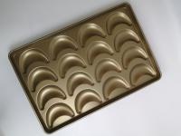 China Aluminized Steel 16 Links Croissant Bread Mold 600x400x40mm Non-Stick Baking Tray for sale
