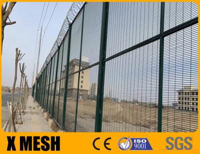 China Anti Cut Fence With Concertina Razor Wire 3.5m High Heavy Gauge Small Hole For Prison for sale