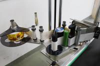 China 5000set/month Machinery Capacity Single Side Corner Label Applicator for Beverage Bottle for sale