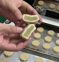 China Working Capacity 20-135pcs/min SS304 Mochi Ice Cream PLC Control Encrusting Machine for sale