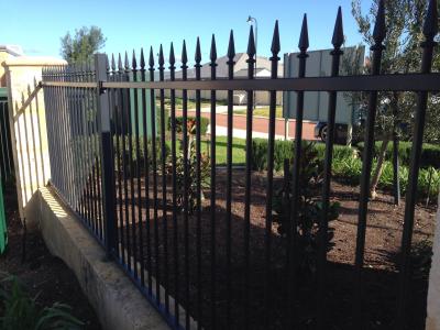 China 2.1x2.4m Spear Top Steel Picket Fence For School Factory Railway Boundary for sale