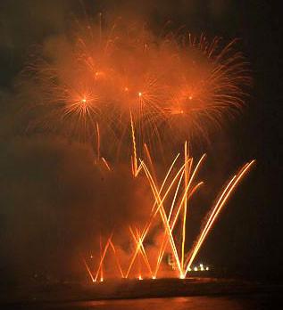 China Professional Grade 3 Inch Red Brocade Crown Display Shell Firework for sale