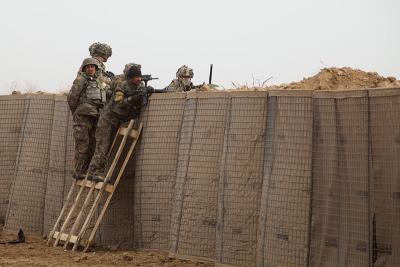 China Heavy Duty Hesco Defensive Barriers Bunker , Sand Filled Barriers Long Service Life for sale