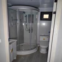 China Steel Door Four Bedrooms One Bathroom Luxury 20 40ft Prefab Folding Container Homes for sale