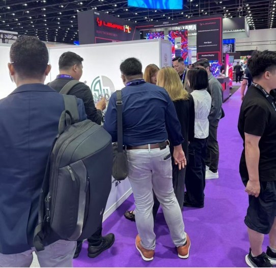 Visitors at Shangwen booth