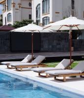 China Customized Luxury Pool Teak Wood Lounge Chair Lesiure Bed for sale