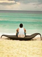 China Modern Villa Beach Lounger Swimming Pool Leisure Chair PE Rattan Lounge Bed for sale