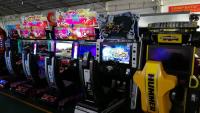 China 32 LCD Twins Arcade Car Game Machine , 1 - 2 Players Money Arcade Machines for sale