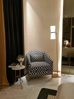 China Hardwood Modern Hotel Furniture Bedroom Package Deal Single Sofa for sale