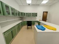 China Steel-Made Anti-Corrosion Hospital Treatment Room Furniture Includes Treatment Cabinets and Tables for sale