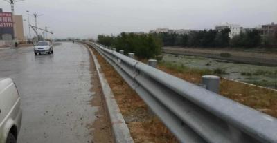 China Thrie Beam Roadside Guardrail , Galvanized Guard Rail For Traffic Road Safety Use for sale