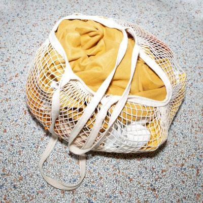 China Organic Cotton Reusable Mesh Grocery Bags 35x40cm Produce String Shopping Bags with Long Handles for sale