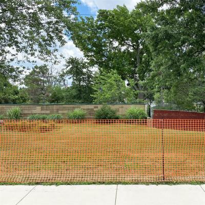 China 4ft x 100ft 14Lb Orange HDPE Safety Snow Fence UV Stabilized Construction Barrier for sale