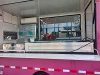 China Customized Mobile Food Truck Burger Trailer 5995x2230x3300mm 200 People Capacity for sale