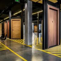 China CE Certified Bullet Resistant Well Sealed Solid Wood Interior Door for Modern Apartment and Villa Projects for sale