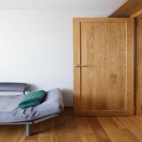 China Flush Design Modern Solid Wood Interior Door for High End Home Decoration and Wooden Interior Door Projects for sale