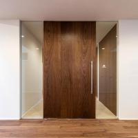 China Contemporary Well Sealed Solid Wood Interior Door with Customizable Size for Modern Homes and Wooden Interior Door Projects for sale