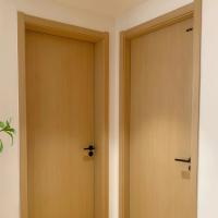 China American Vintage Minimalist Design Flat Panel Solid Wood Interior Door with Black Hardware for Modern Villas and Hotels for sale