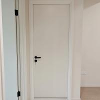 China Lacquer-Free White Minimalist Solid Wood Interior Door for Bedroom and Modern Home Projects for sale