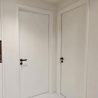 China Lacquer-Free White Minimalist Solid Wood Interior Door for Bedroom and Modern Home Projects for sale