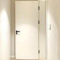China Lacquer-Free White Minimalist Solid Wood Interior Door for Bedroom and Modern Home Projects for sale