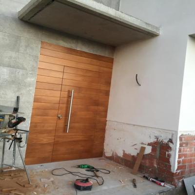 China Architectural Solid Wood Entrance Door Custom Solutions for Construction Contractors and Wooden Front Door Projects for sale