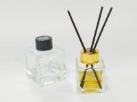 China Clear Transparent Square Glass Aromatherapy Bottle 100ml with Glossy Finish and Custom Logo Options for sale