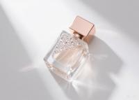 China YiTuo Square Glass Perfume Bottle 30ml with 6.8cm Diameter - Pink Diamond Cap Spray Sealing for sale