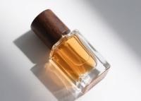 China Clear Square Glass Perfume Bottle 50ml with Natural Wood Cap - 4.6cm Diameter, 10.1cm Height Spray Container for sale