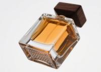 China Clear Square Glass Perfume Bottle 50ml with Natural Wood Cap - 4.6cm Diameter, 10.1cm Height Spray Container for sale