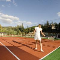 China 8mm Acrylic Resin Sports Flooring for Tennis Court Acrylic Acid Netball Court Yellow for sale